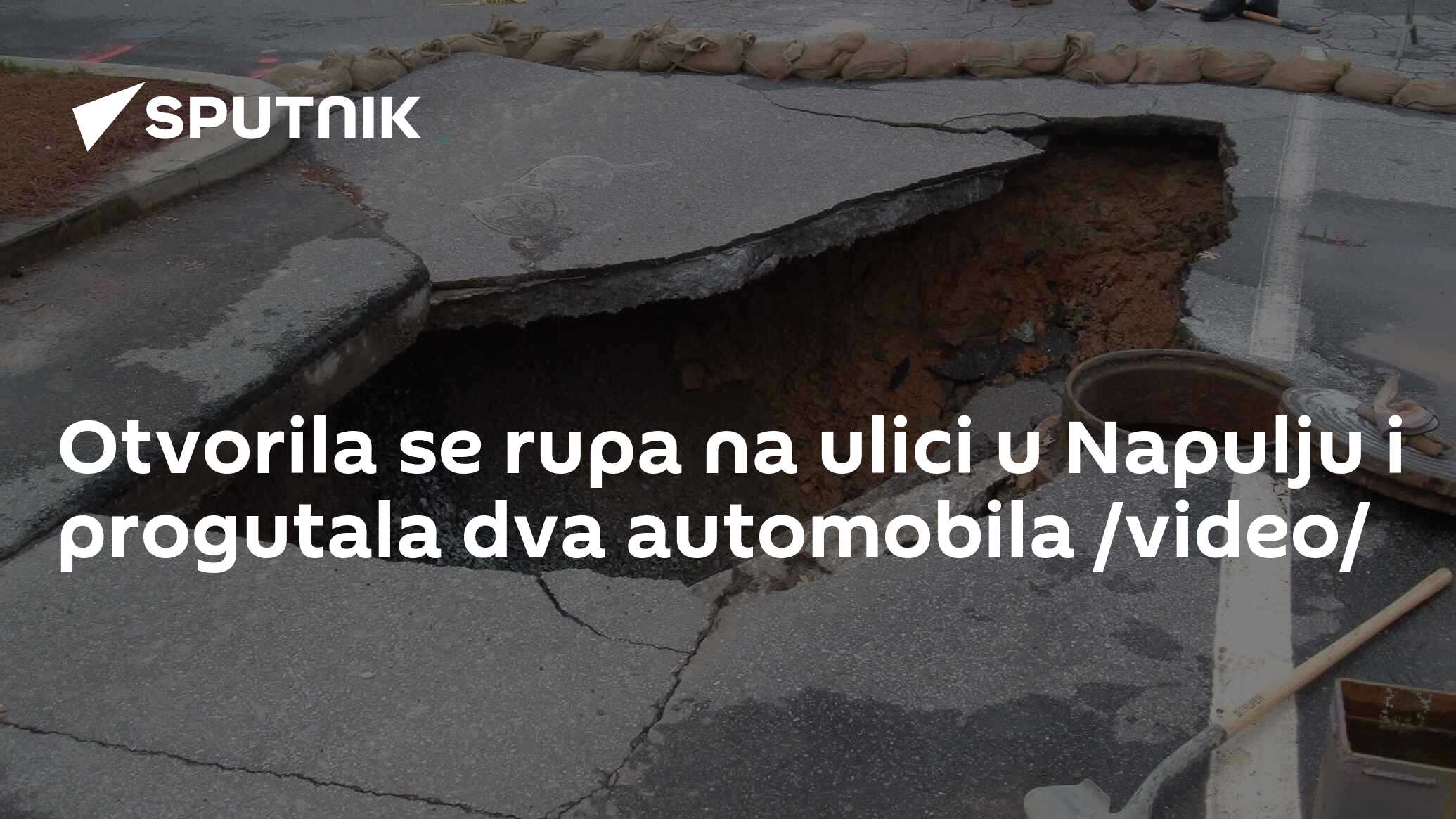Otvorila se rupa na ulici u Napulju i progutala dva automobila /video/ - 21.02.2024, Sputnik Srbija