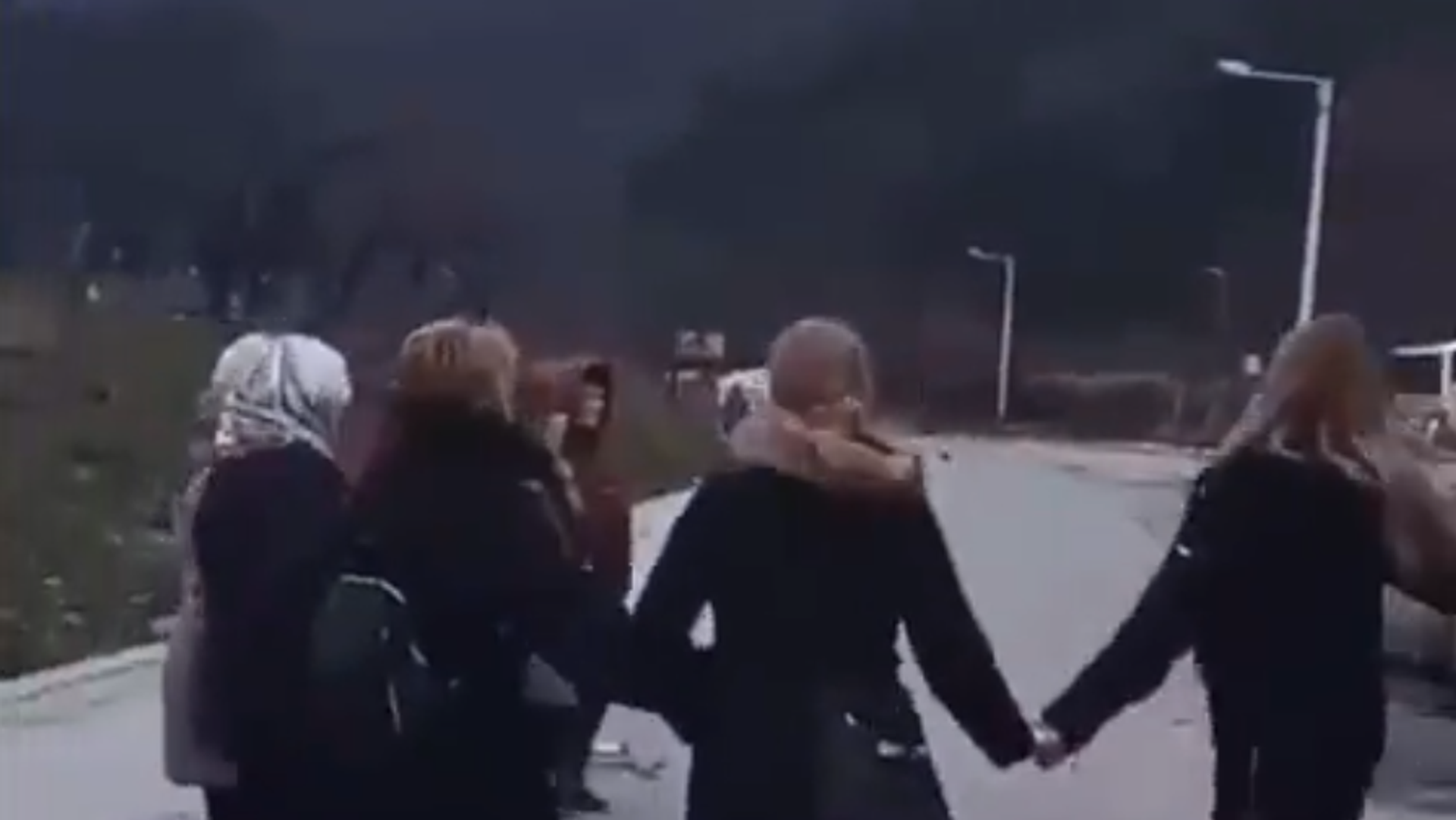 Srbi na barikadama zaigrali kolo /video/ - 14.12.2022, Sputnik Srbija