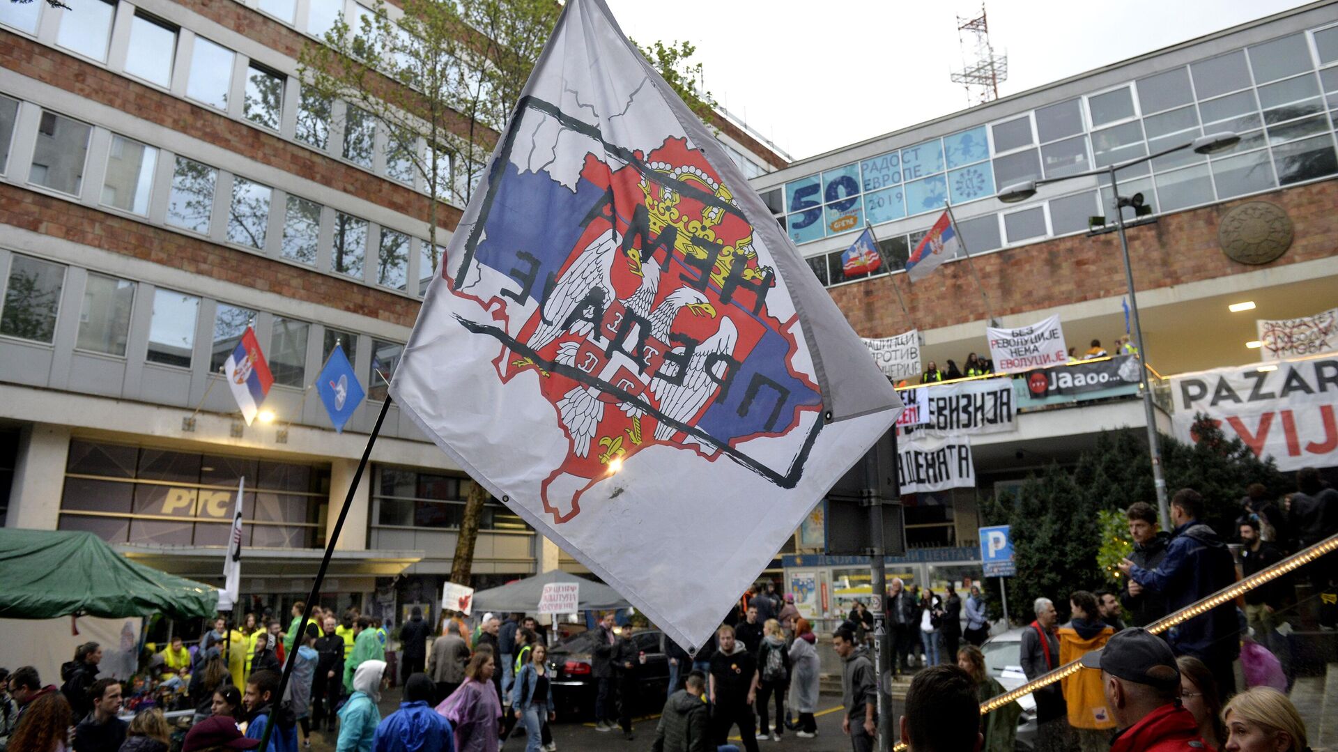 Studenti peti dan blokiraju zgrade RTS-a, zaposlenima onemogućen ulaz - Naslovi.net
