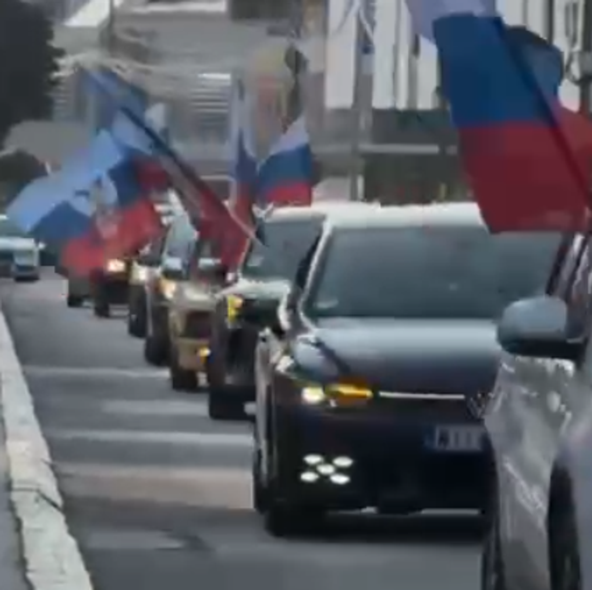 „Srećan Dan Rusije, dragi prijatelji!“: Praznična auto-kolona u Nišu ...