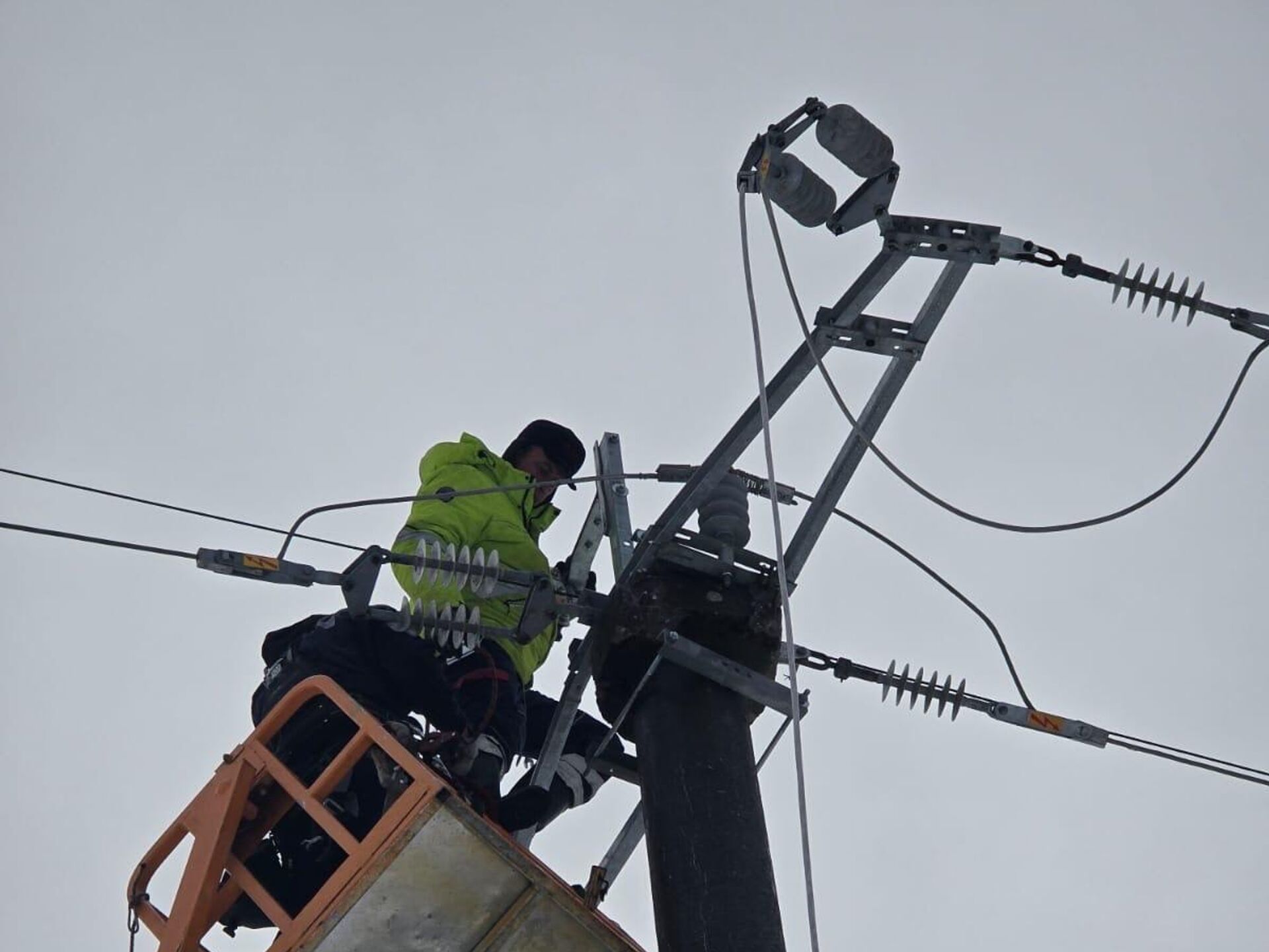 Više od 600 montera na terenu, snabdevanje strujom u Srbiji uglavnom ...
